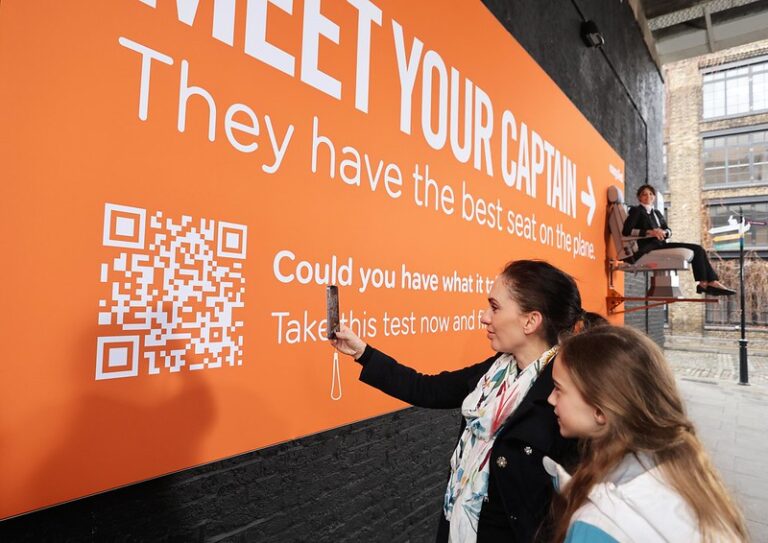 easyJet ‘pilots’ talking billboard – to find the next generation of ...